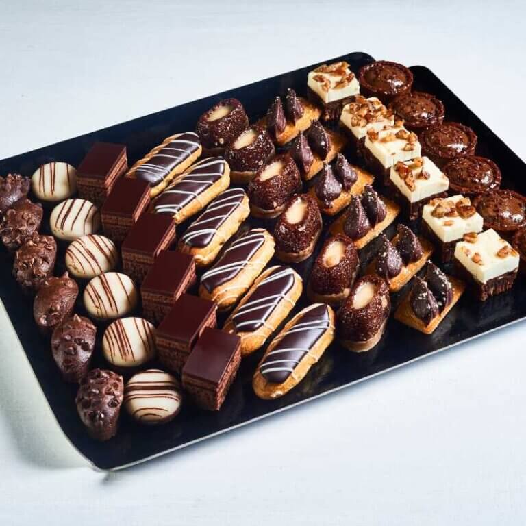 48 Black and White Petits Fours | Gastronomia